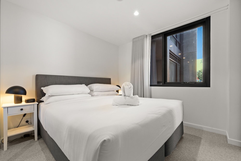 Unwind In Elegance: Your Perfect Braddon Apartment - Canberra