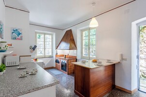 Apartamento Familiar, vários quartos (Basilico House In Mulinetti) | Cozinha privada | Um frigorífico, um micro-ondas, uma placa de cozinha 