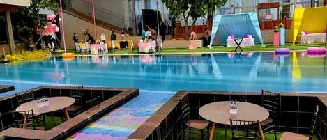 2 piscinas interiores, piscina exterior