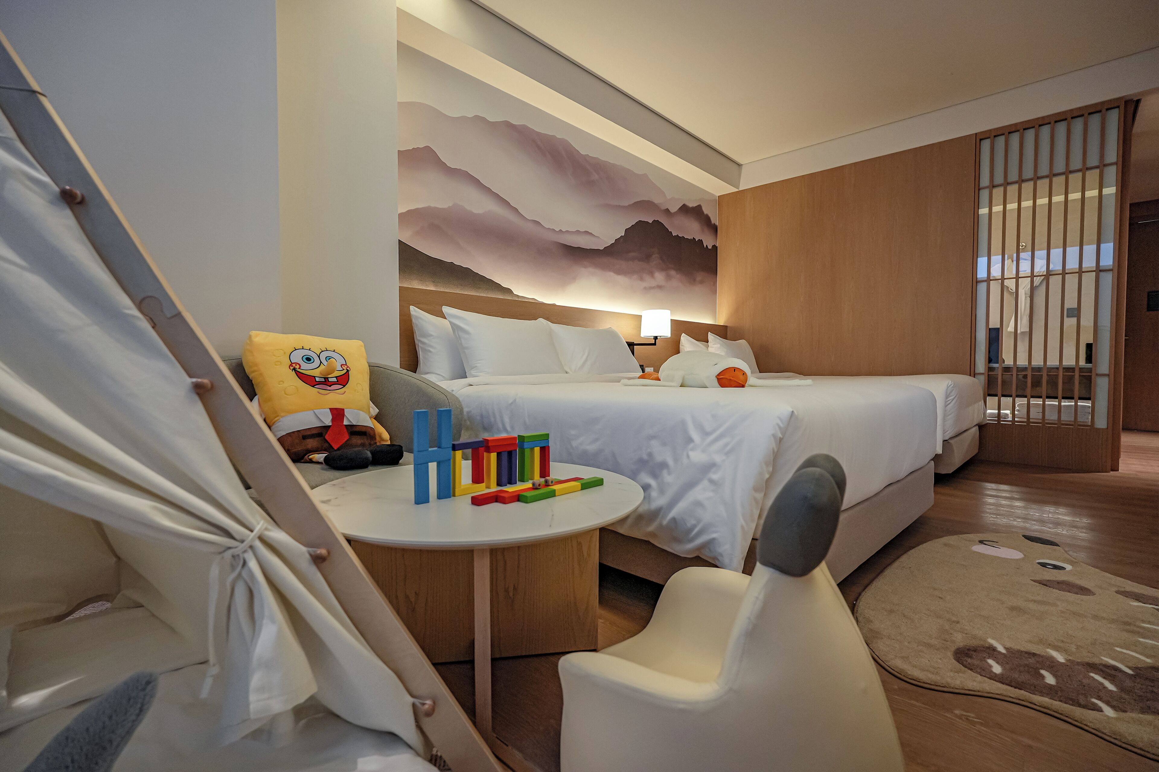 Edredões de penas, camas de colchão pillowtop, minibar, cofre no quarto 