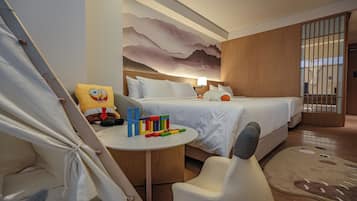 Edredões de penas, camas de colchão pillowtop, minibar, cofre no quarto