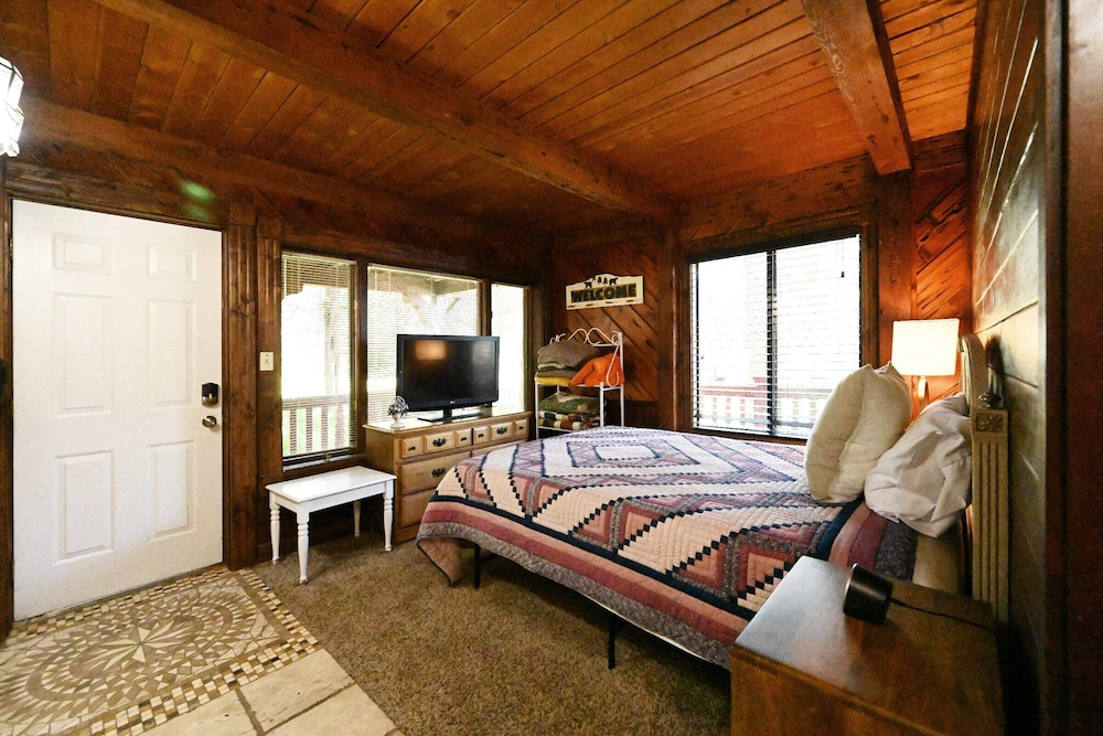 *New Listing* Waterfront, Sleeps 15 - Fremont County | Vrbo