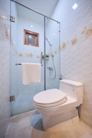 Chuveiro, chuveiro com efeito de chuva, secador de cabelo, chinelos