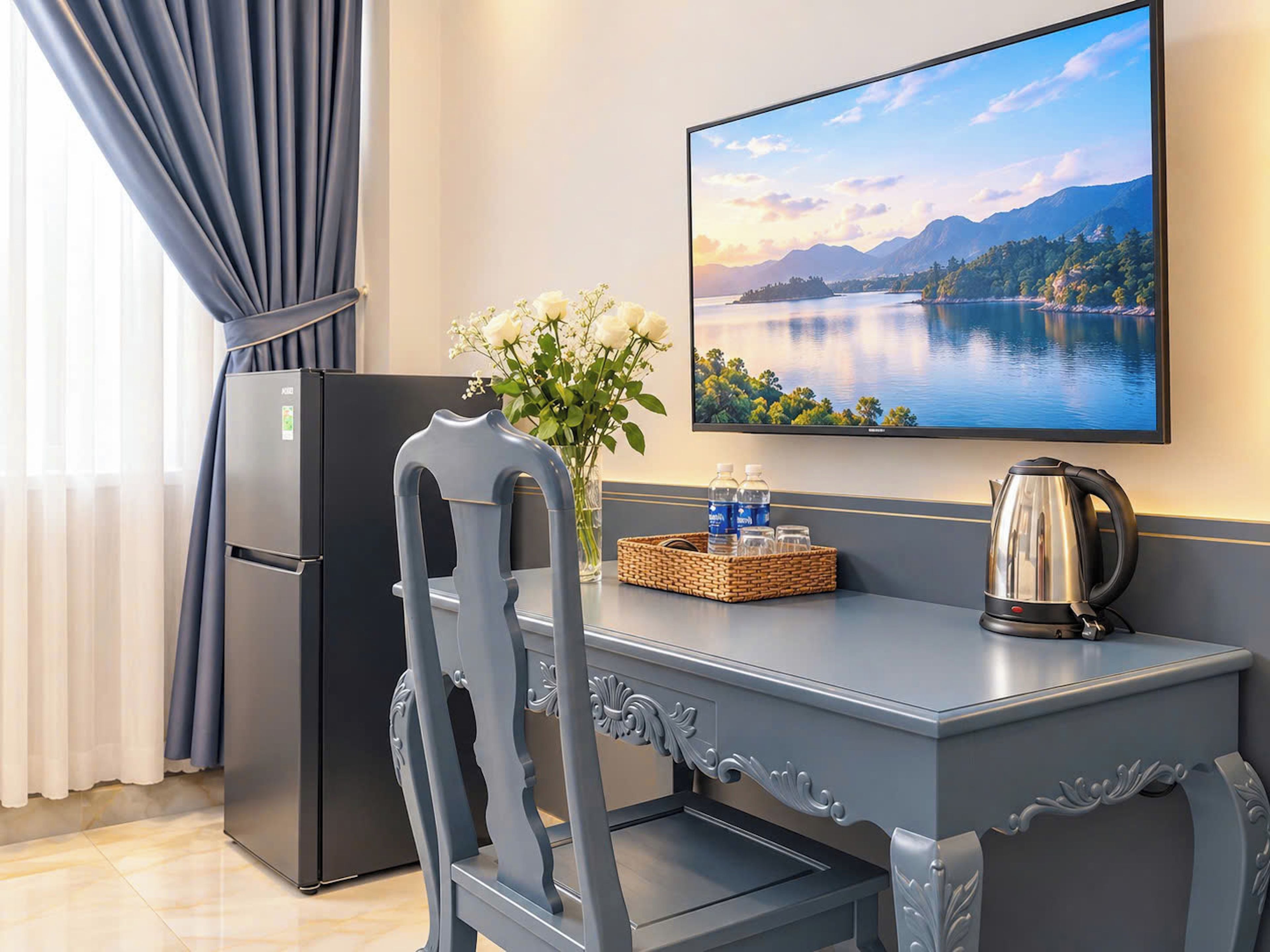 Quarto moderno com mesa de jantar, uma cadeira, geladeira, televisão e chaleira.