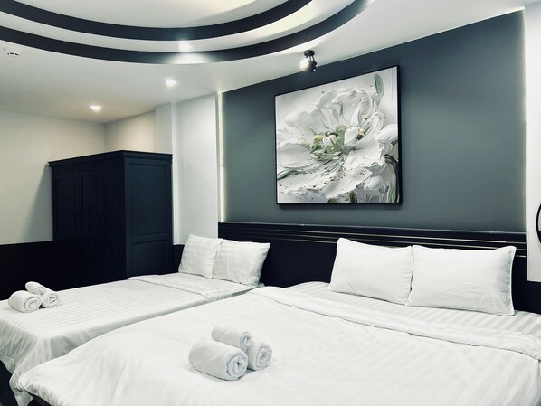 Quarto família | Frigobar, escrivaninha, espaço de trabalho para notebook