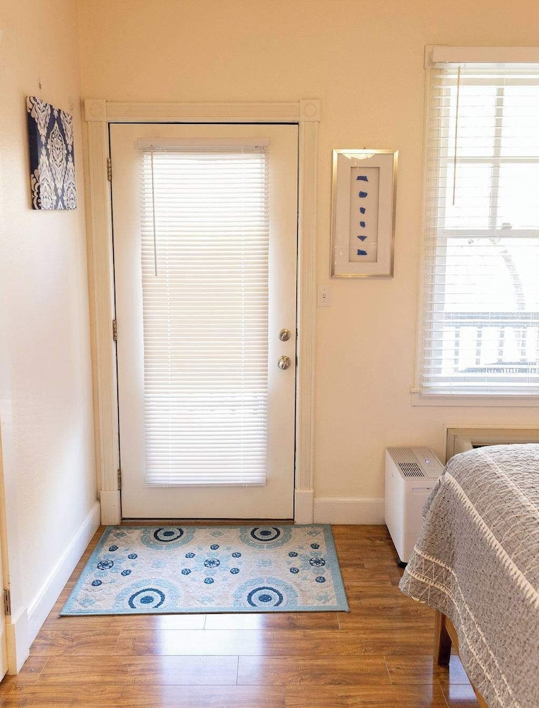 Condo On South Side Of Downtown. Easy Parking! - Eureka Springs, AR