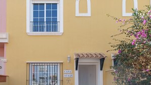 Um edifício amarelo com uma placa indicando 