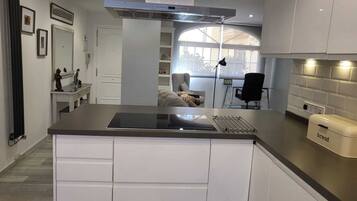 Apartamento | Cozinha privada | Um frigorífico, um micro-ondas, um forno, uma placa de cozinha