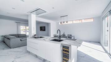 Villa | Cozinha privada | Um frigorífico, um micro-ondas, um forno, uma placa de cozinha