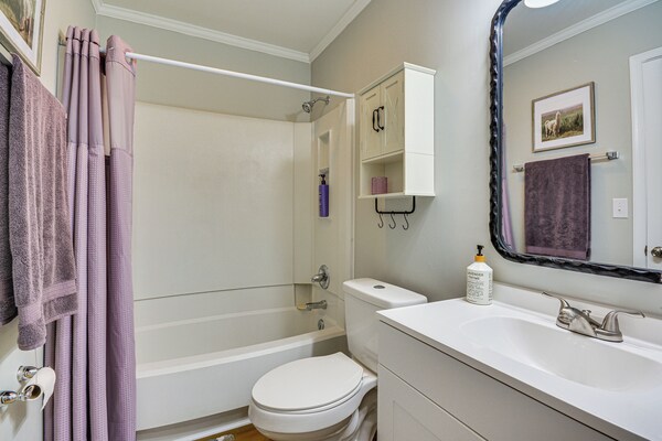 High Point Townhome W/ Patio, 1 Mi To Main Street! - Greensboro, NC