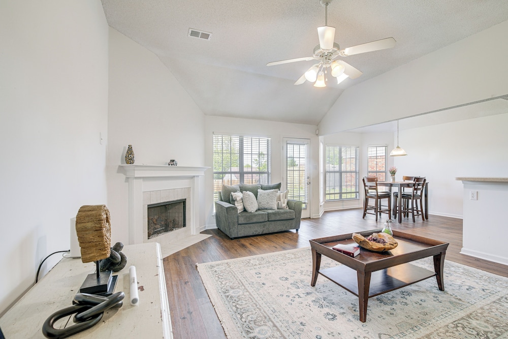 Large Backyard: Peaceful Home In Southaven! - Southaven, MS