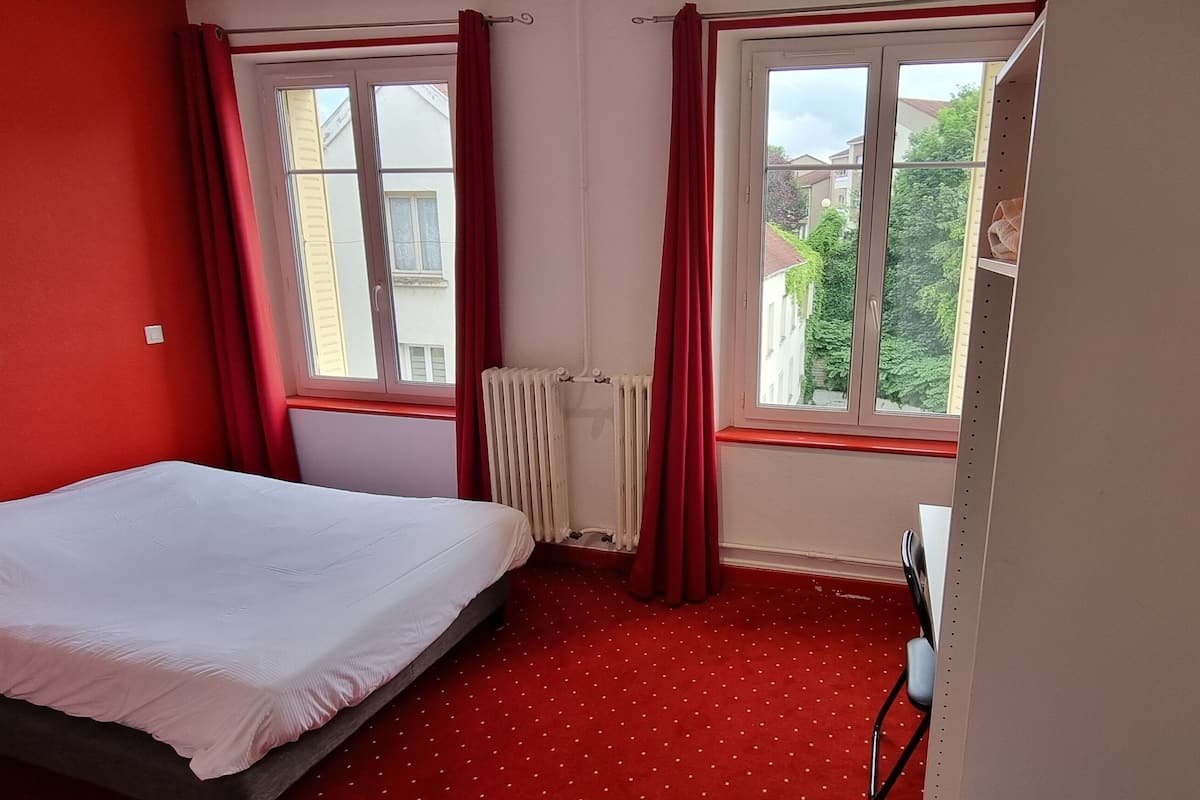 Quartos à prova de som, Wi-Fi de cortesia, roupa de cama