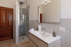 Apartamento | Casa de banho | Um polibã, um secador de cabelo, um bidé, toalhas fornecidas 