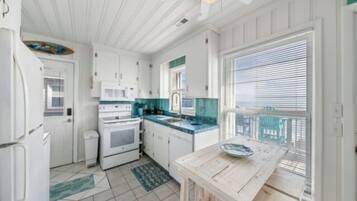 Casa, 2 quartos | Cozinha privada | Uma cafeteira/bule