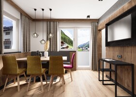 Uma sala de jantar moderna com piso de madeira, uma mesa de madeira e cadeiras amarelas. Há três luminárias pendentes sobre a mesa.