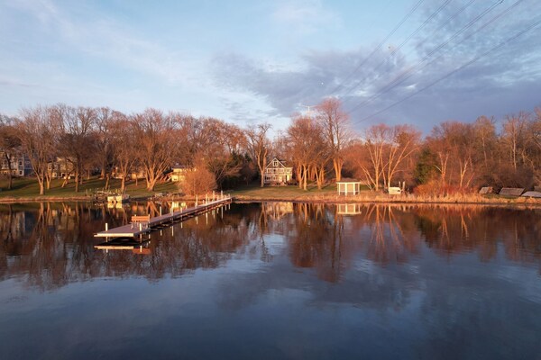 Lakefront Getaway: Sauna, Hot Tub, Firepit & More! 3 Bedroom Home By Redawning - Saint Paul, MN