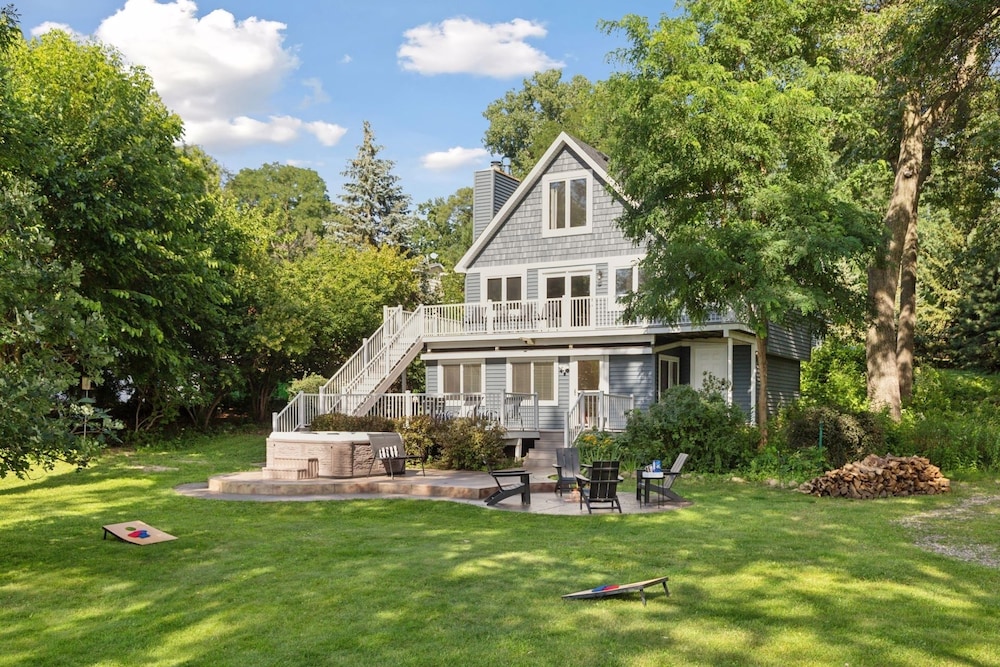 Lakefront Getaway: Hot Tub, Firepit & Fireplaces! 3 Bedroom Home By Redawning - White Bear Lake, MN