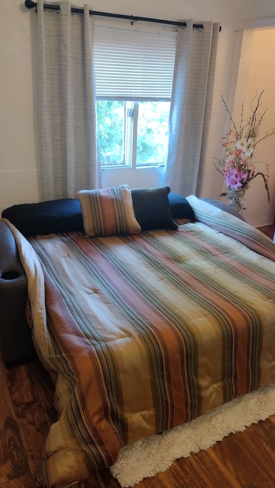 Studio Efficiency Apartment Minutes From Downtown Pittsburgh With Wifi - University of Pittsburgh, Pittsburgh