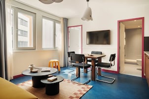 Apartamento Standard | Sala de estar | Televisor de ecrã plano de 55 polegadas com canais por cabo