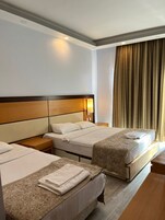 Quarto Triplo Clássico, pátio, Vista para a cidade | Secretária, secretária adequada para computadores portáteis 