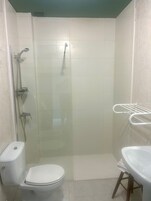 Quarto casal clássico, vista para a montanha | Banheiro | Banheira, bidê, toalhas de banho 