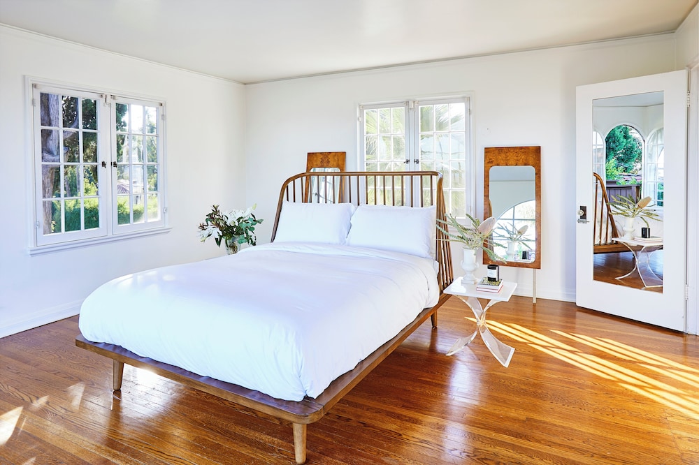 Historic Hollywood Hills 3 Br Villa With Chic Furnishings And Beautiful Light - Hollywood