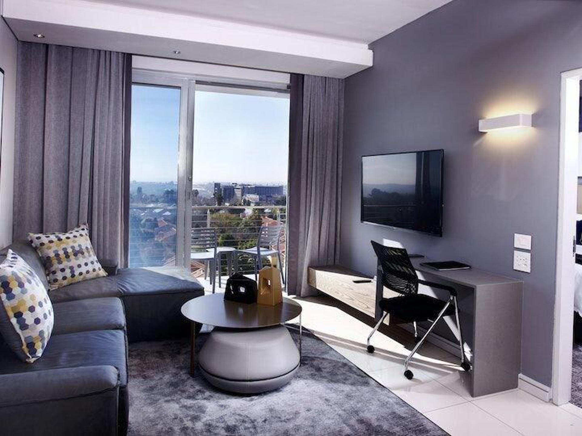 Apartamento | Sala de estar | Televisor, lareira 