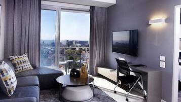 Apartamento | Sala de estar | Televisor, lareira