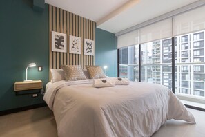 Apartamento Básico | 1 quarto, edredões de penas, secretária 