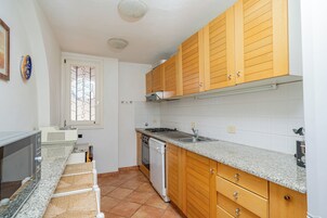 Apartamento | Cozinha privada | Um frigorífico, um forno, uma máquina de lavar louça 