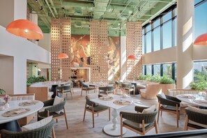 Café da manhã com buffet todos os dias mediante uma taxa