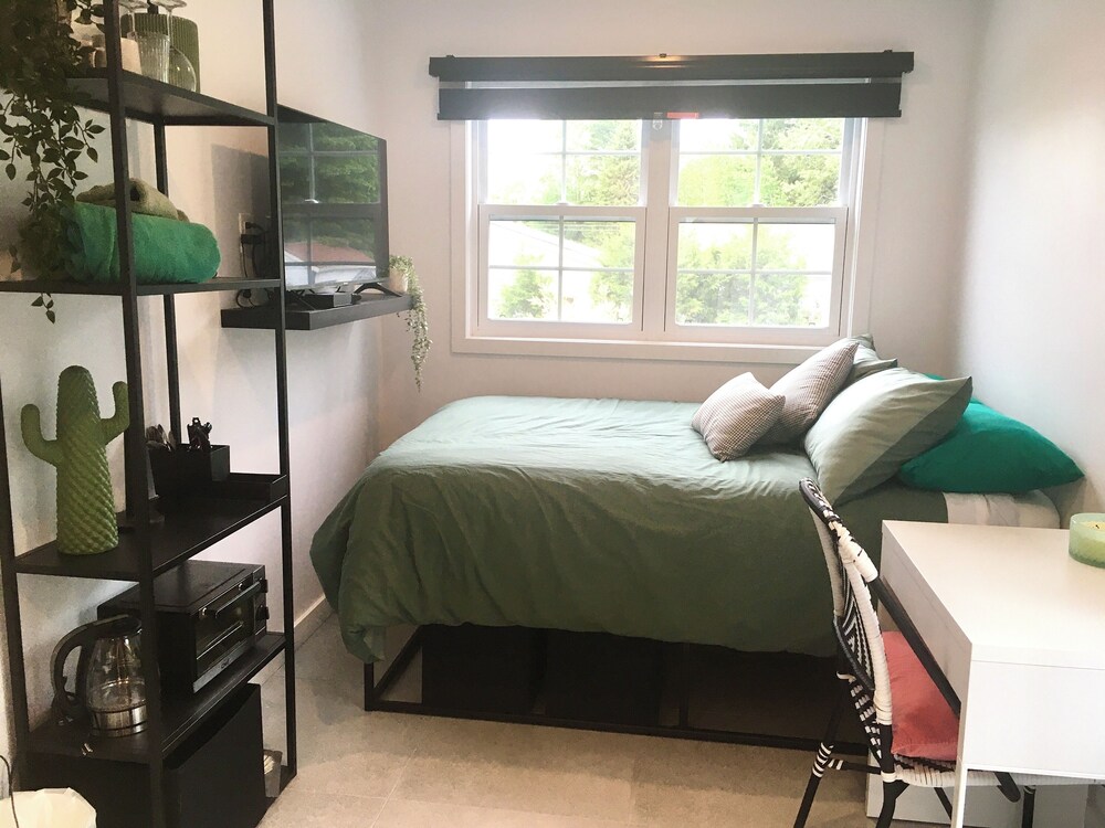 Belle petite chambre lumineuse flambant neuve au coeur des Laurentides ...