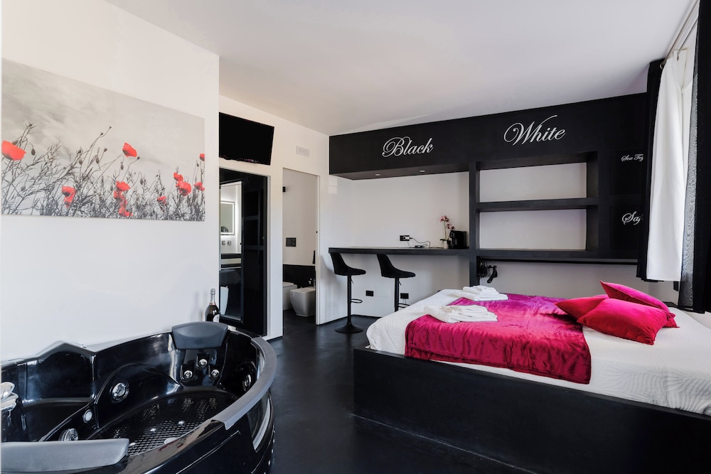 Holiday Home 'Suite Black And White' With Balcony, Wi-fi And Air Conditioning - Otranto