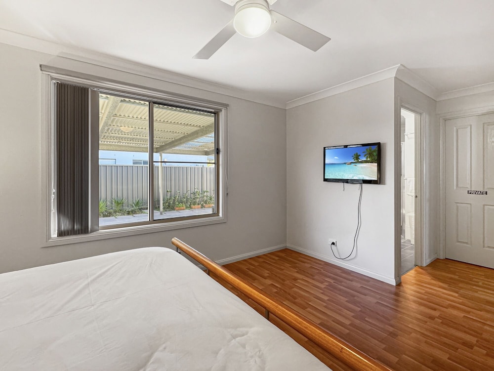 Spacious 4-bed Home 2-min To The Beach - Broulee