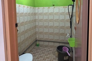 Quarto Deluxe | Casa de banho | Um polibã, um chuveiro fixo, artigos de higiene pessoal grátis