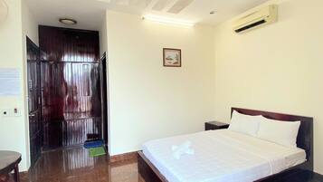 Quarto Duplo Básico | Roupa de alta qualidade, camas de colchão pillowtop, minibar