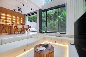 Vila superluxo | Área de estar | TV de tela plana 55 polegadas com canais digitais, TV LED, Netflix