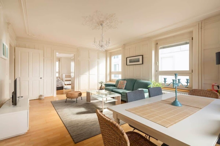 Spacious & Central 3-br Apt - A Rare Gem! Turquoise - Canton de Zürich