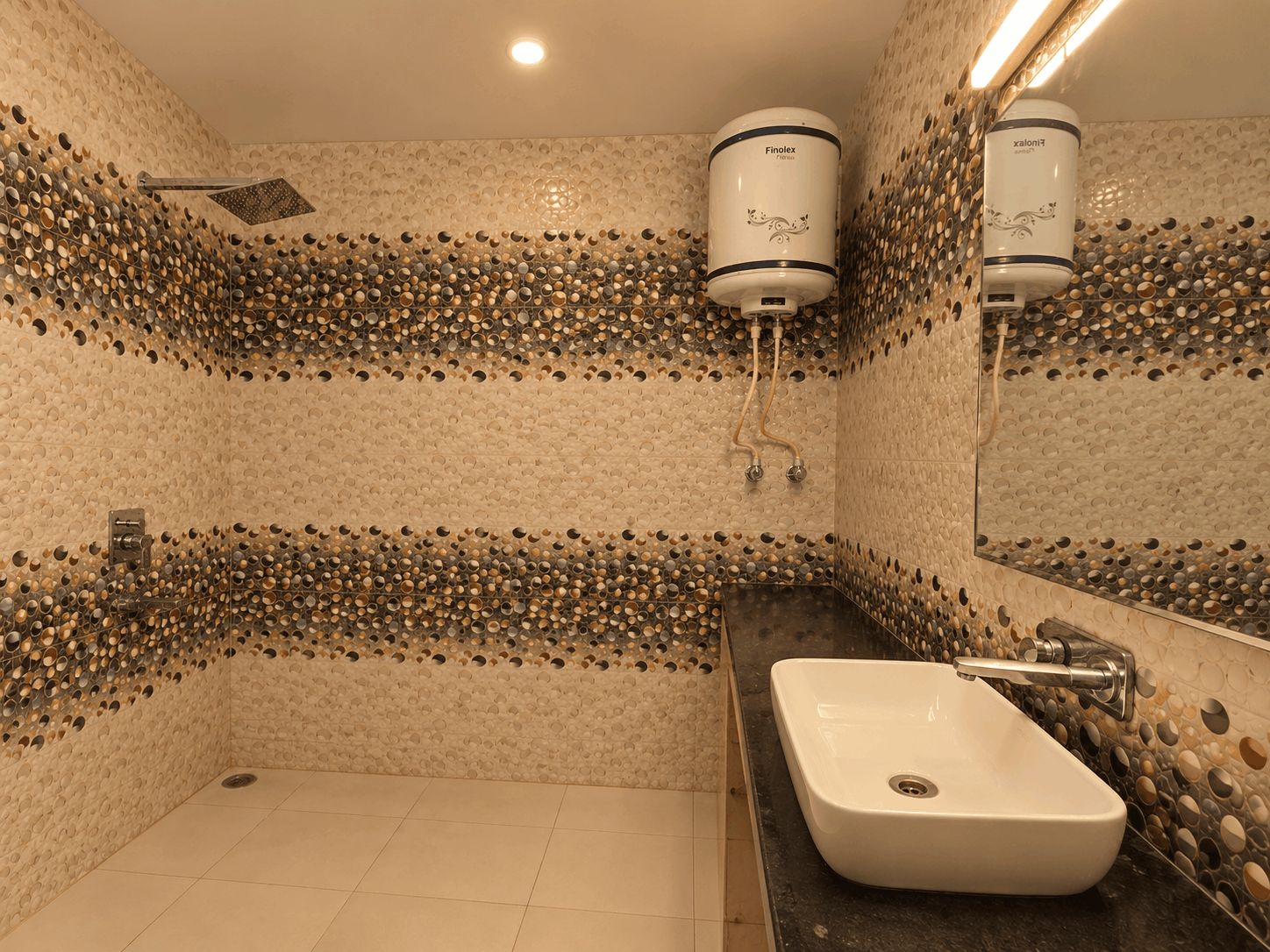 Casa de banho com lavatório branco, espelho e chuveiro com aquecedor Finolex.