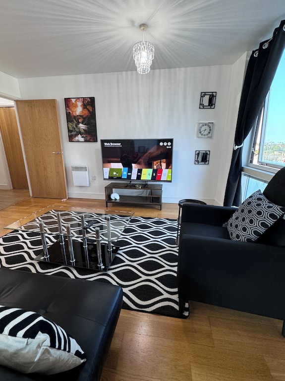 Tranquil Oasis Surrounded By Restaurants, Shops, Bars, And A Multiplex Cinema. - Chatham