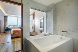 Atmantan Suite with stupa view | Banheira de hidromassagem privativa
