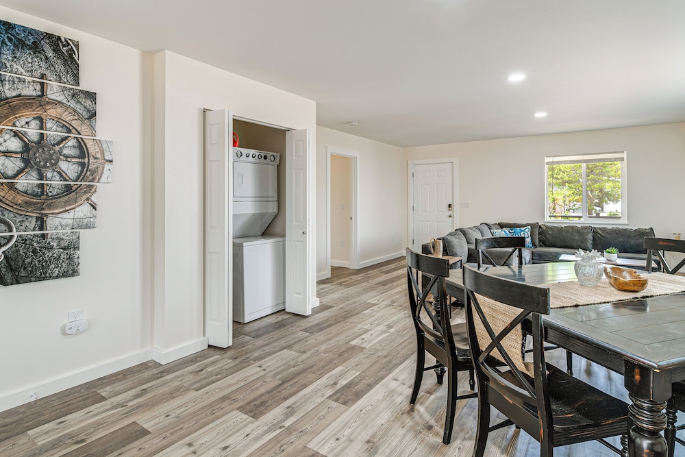 Charming Westport Abode W/ Hot Tub, Deck & Yard! - Westport