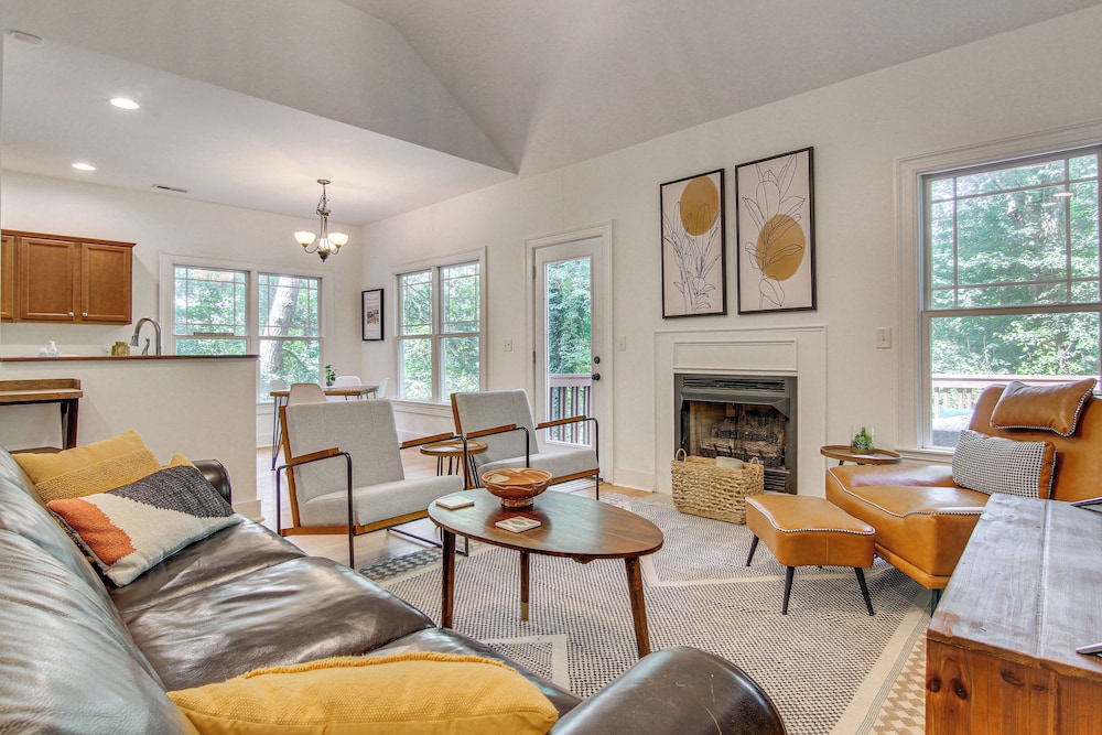 Black Mountain Hideaway W/ Hot Tub & Pool Table! - Black Mountain, NC