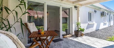 Casa geminada família, vários quartos (Country House Badacsony) | Opções para refeição ao ar livre