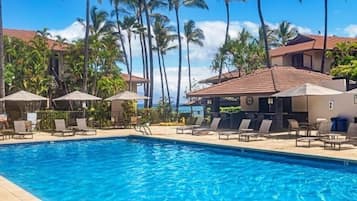 Apartamento em Condomínio Fechado, 2 quartos | Piscina | Uma piscina aquecida