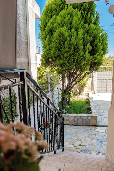 Kalpazo Kaja Vila Garden