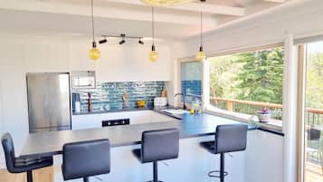 Casa | Cozinha privada | Um frigorífico, um micro-ondas, um forno, uma placa de cozinha
