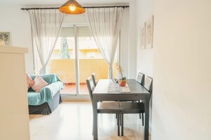 Apartamento família, 2 quartos | Sala de jantar