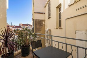 Apartamento conforto, sacada | Terraço/pátio