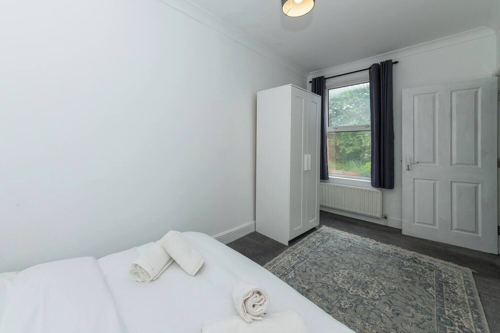 26 Grange Avenue · Bright House With Garden & Office Space| Pass The Keys - Reading